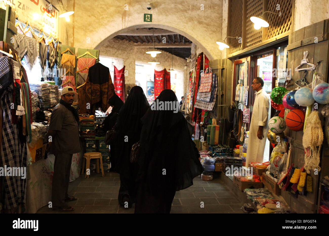 Arab women shopping hi-res stock photography and images - Alamy