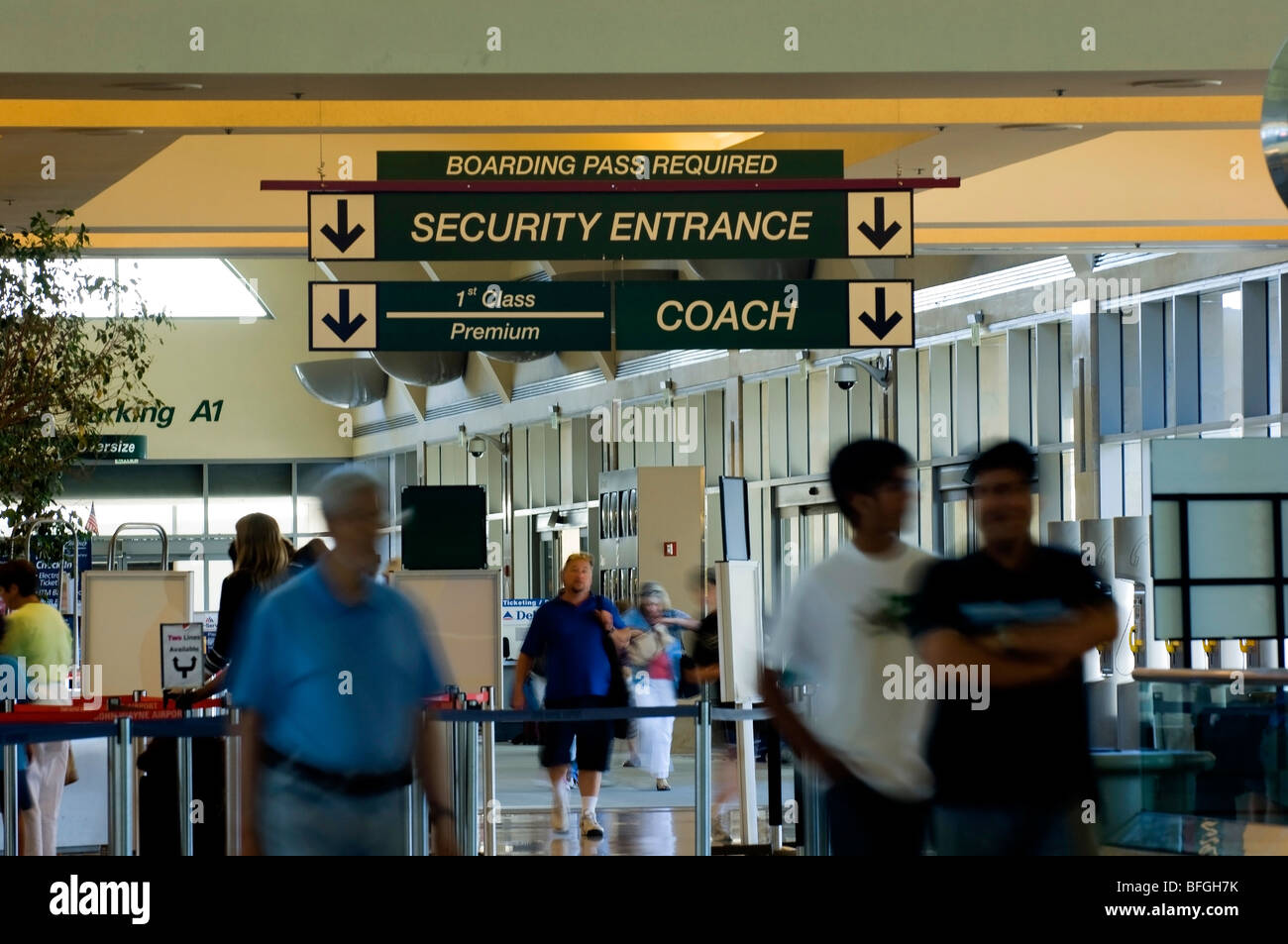 Airport passenger boarding lines hi-res stock photography and images ...
