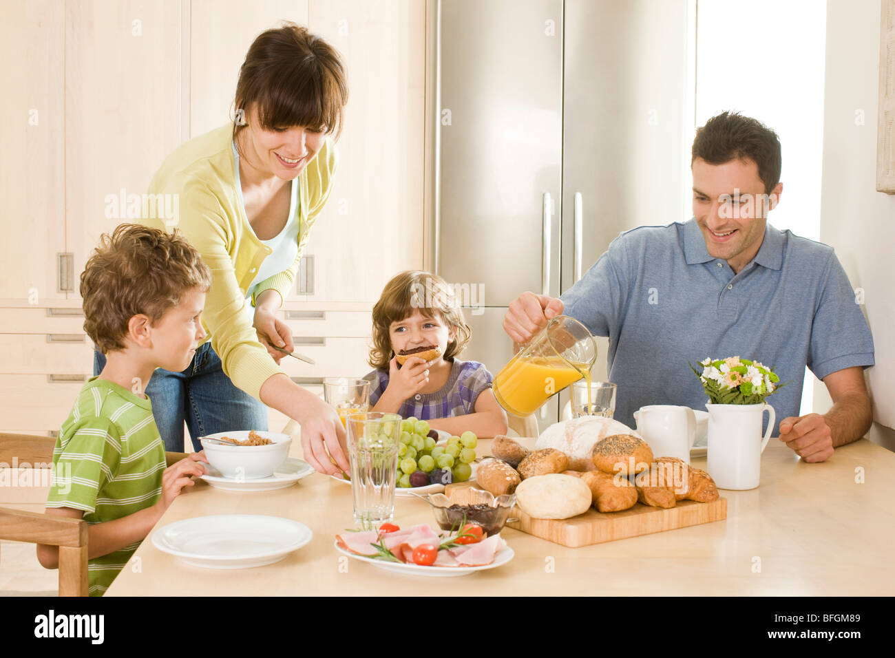 family eating breakfast Stock Photo - Alamy