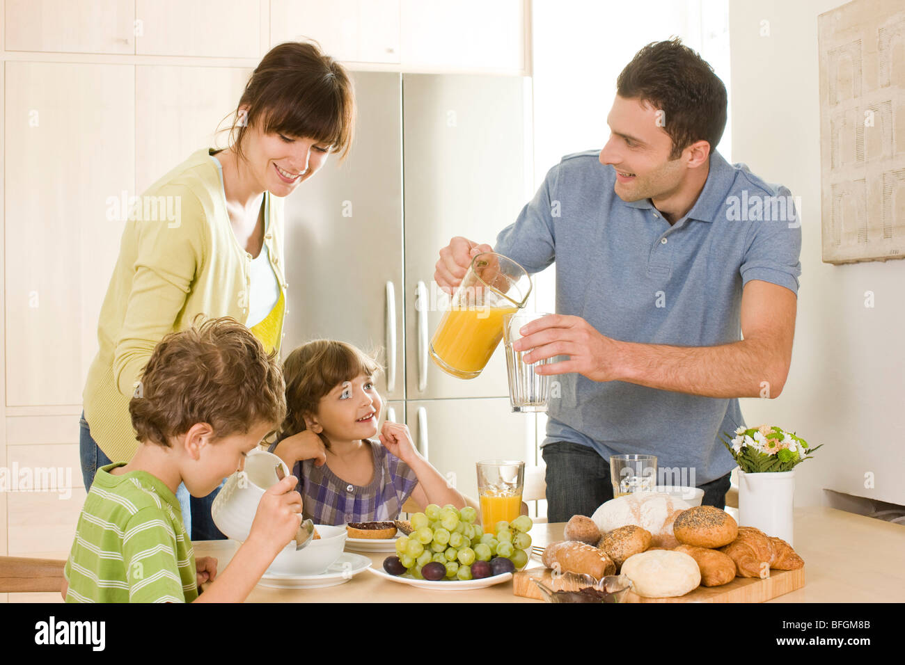 family eating breakfast Stock Photo - Alamy