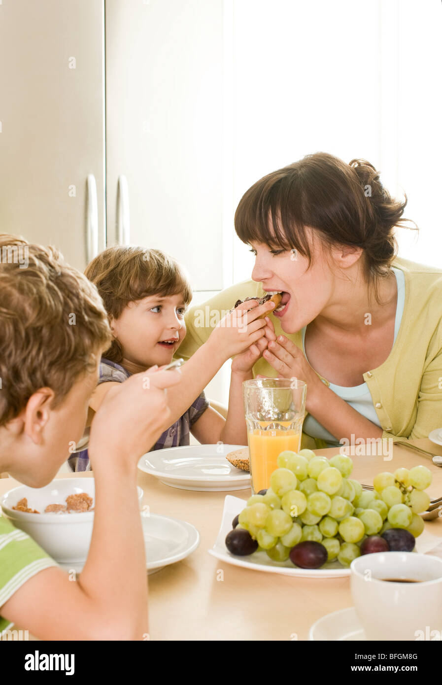family eating breakfast Stock Photo - Alamy