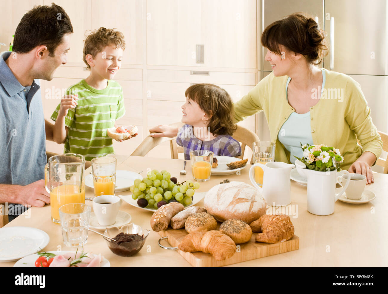 family eating breakfast Stock Photo - Alamy