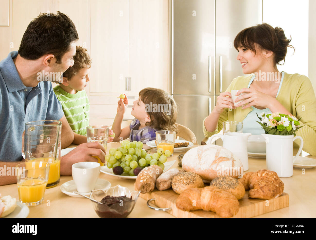 family eating breakfast Stock Photo - Alamy