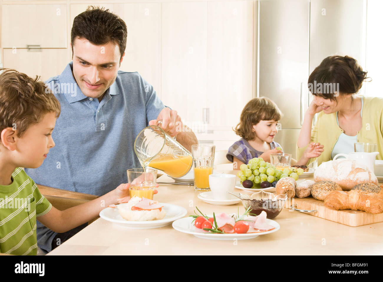 family eating breakfast Stock Photo - Alamy