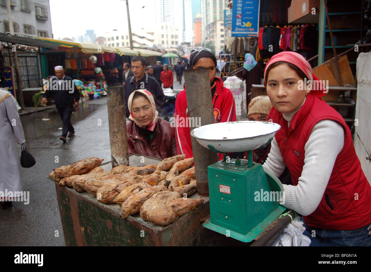 China urumqi women hi-res stock photography and images - Alamy