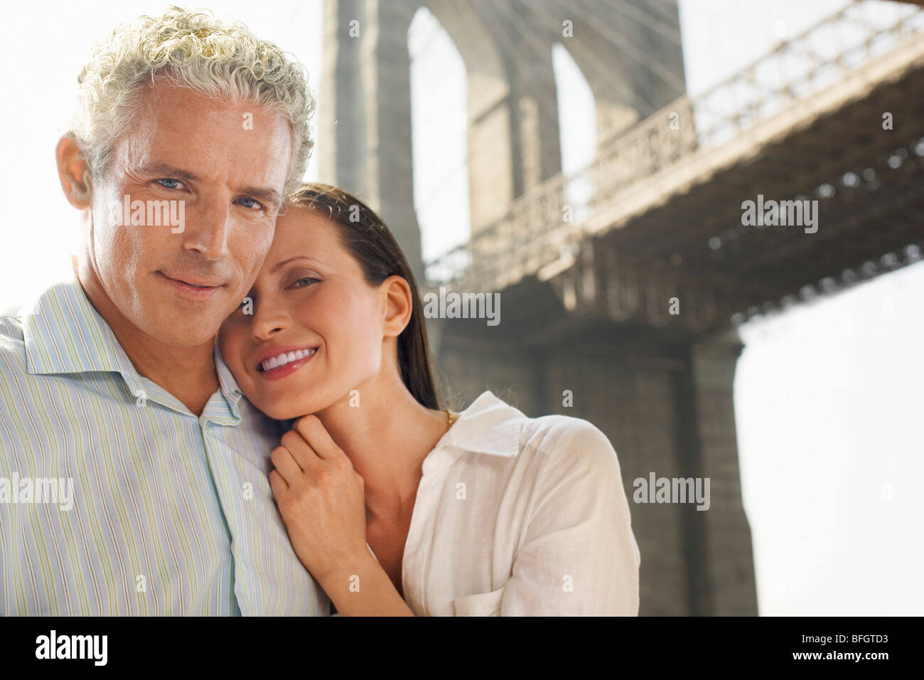 Man romance couple brooklyn bridge hi-res stock photography and images ...