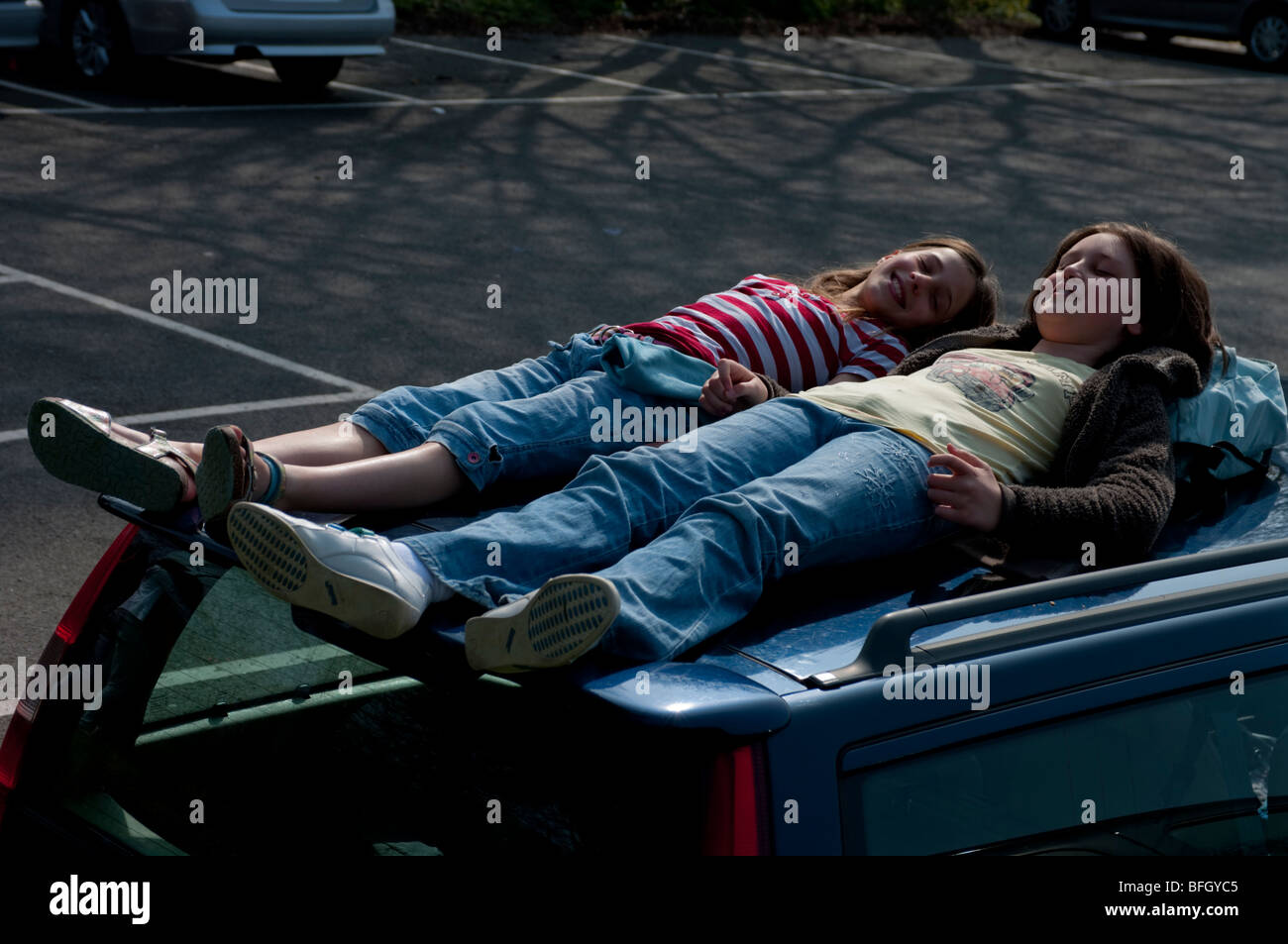 girls children on car roof Stock Photo - Alamy
