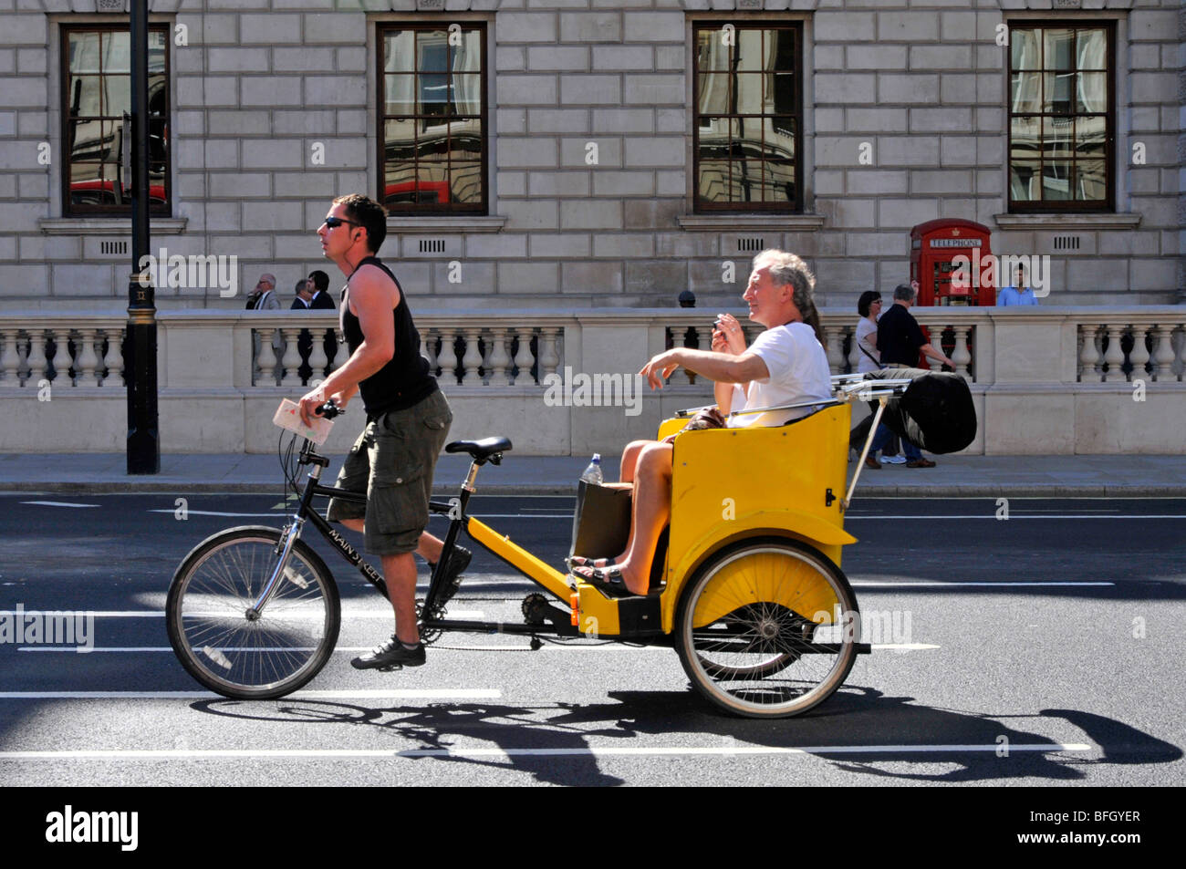 Bicycle rickshaw with passengers hi-res stock photography and images ...