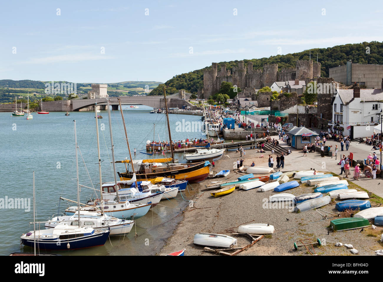 The beach and harbour in front of the castle at Conwy (Conway Stock ...