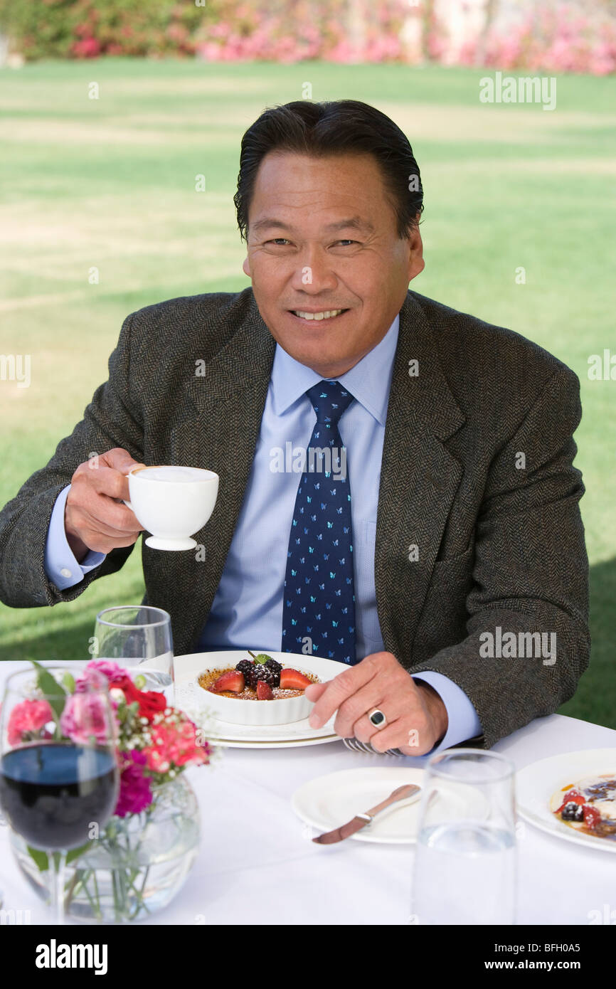 Man sitting table outdoor hi-res stock photography and images - Alamy