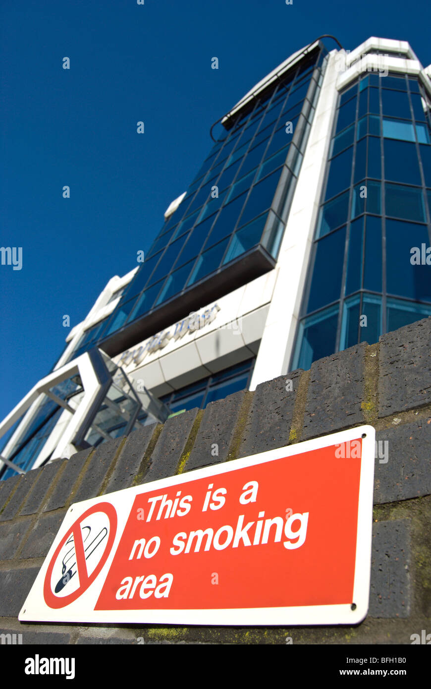 Smoking outside office hi-res stock photography and images - Alamy