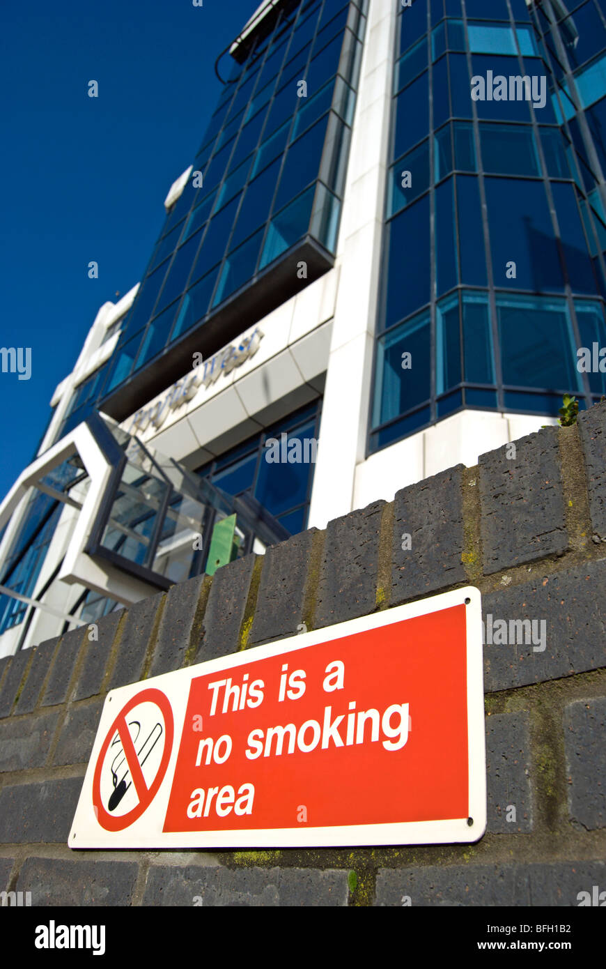 Smoking outside office hi-res stock photography and images - Alamy