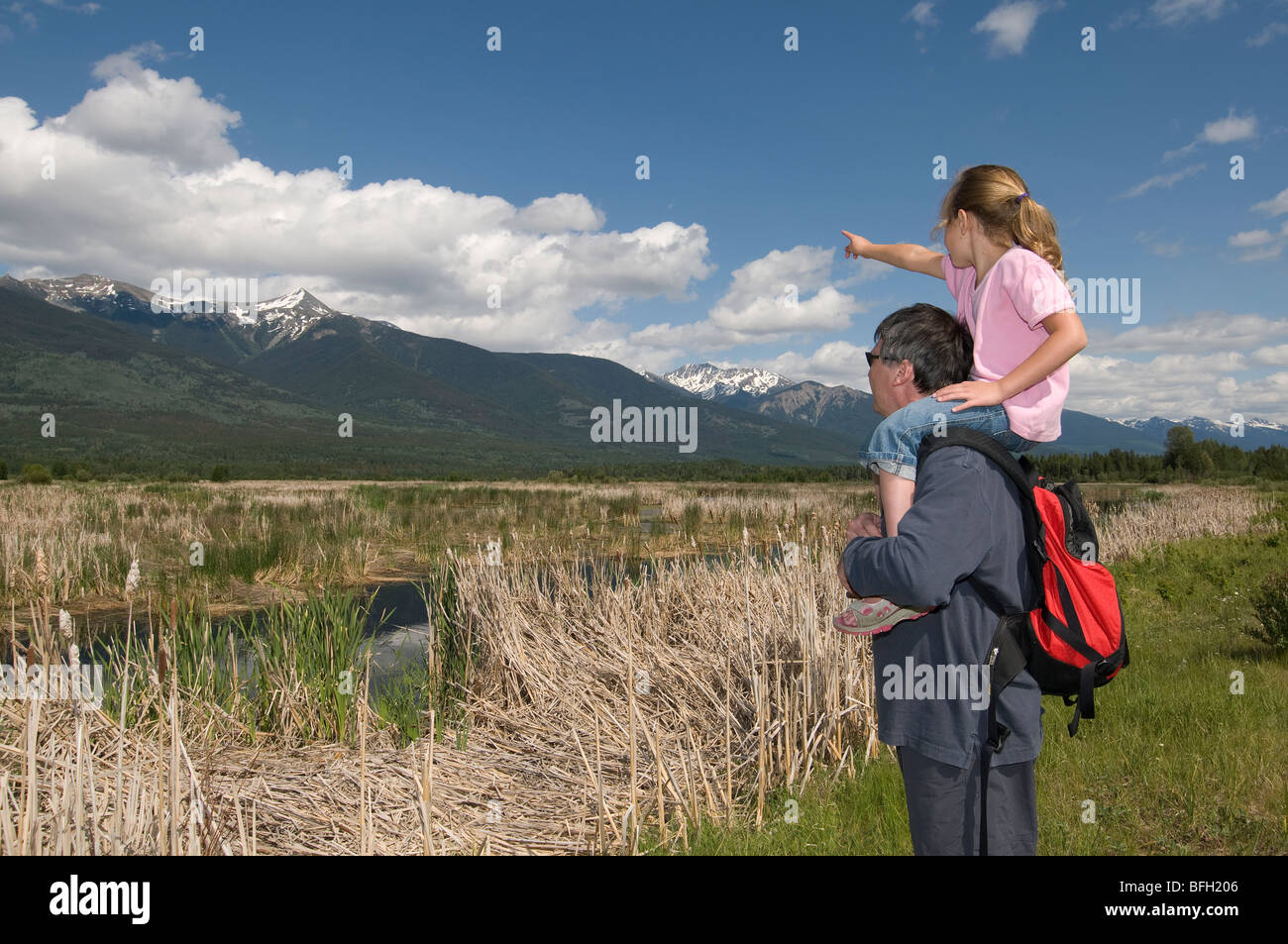 Children pointing shoulder hi-res stock photography and images - Alamy