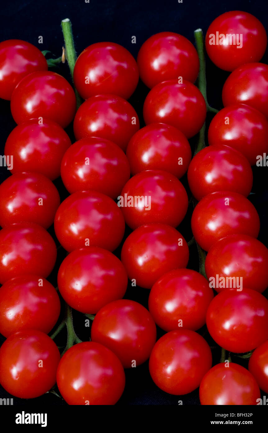 Five red tomatoes bunch hi-res stock photography and images - Alamy