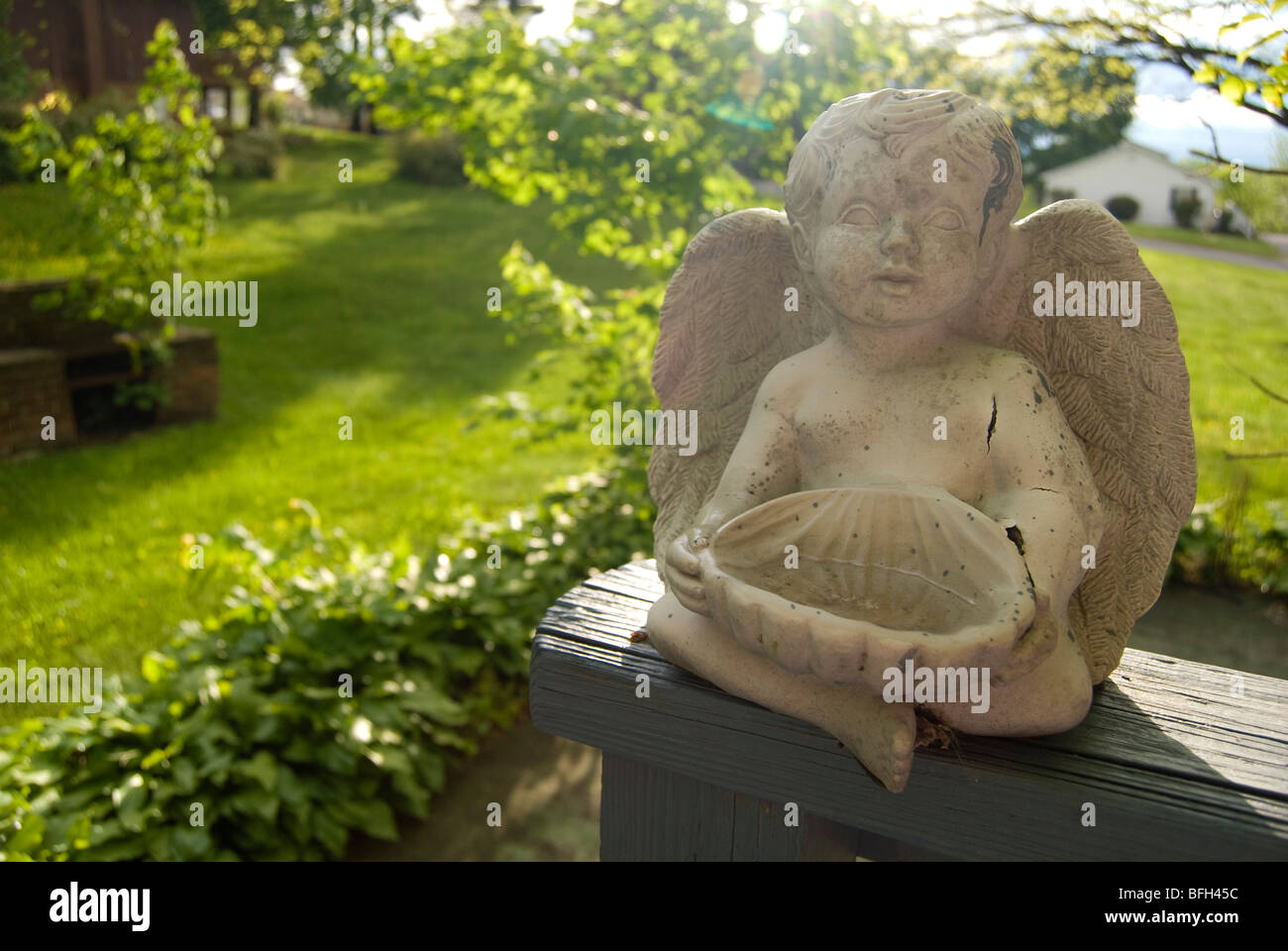 Concrete statue of an angel hi-res stock photography and images - Alamy