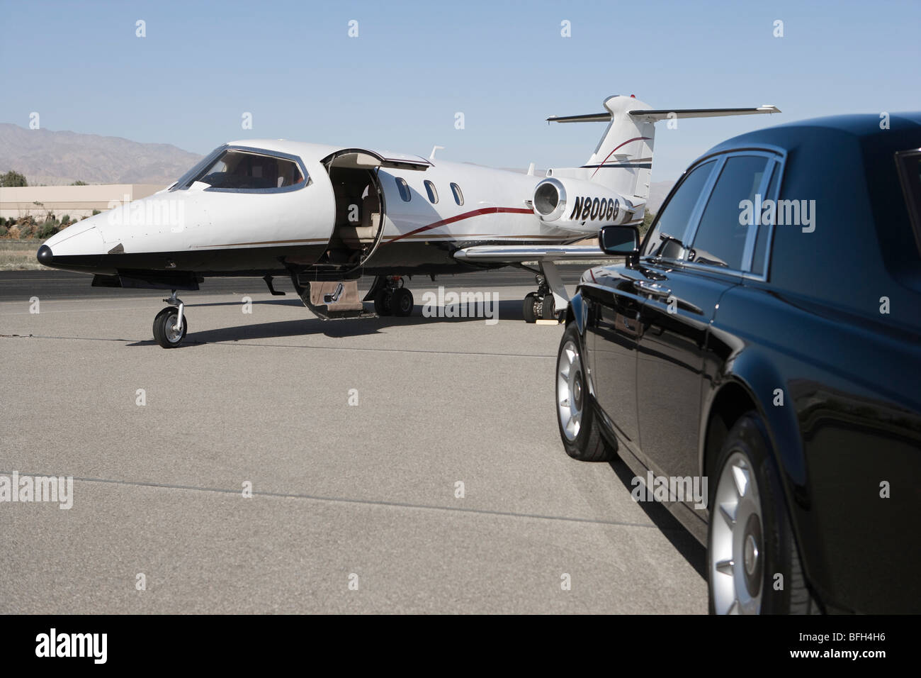 Limousine and private jet on landing strip Stock Photo - Alamy
