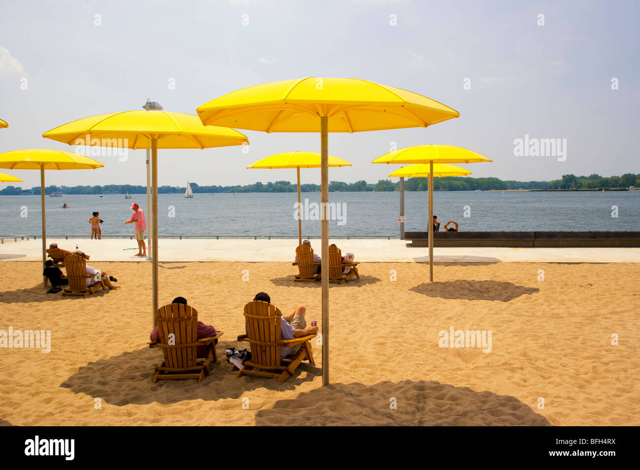 Canada ontario toronto harbourfront beach hi-res stock photography and ...
