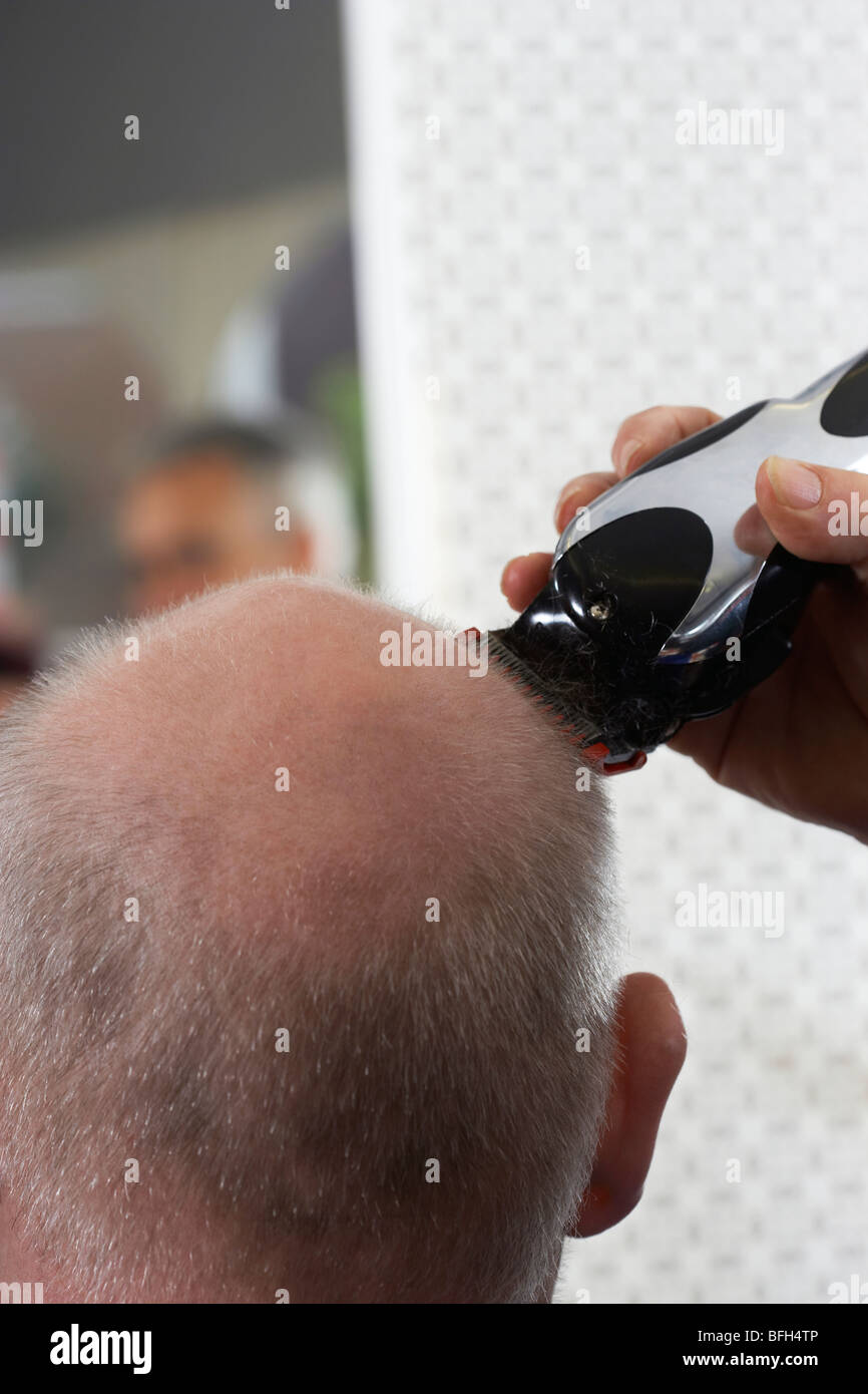 Barber shaving mans head in barber shop, close-up Stock Photo - Alamy