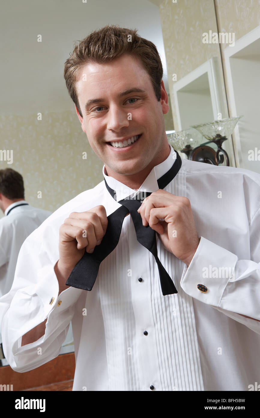 Man tying tie groom wedding hi-res stock photography and images - Alamy