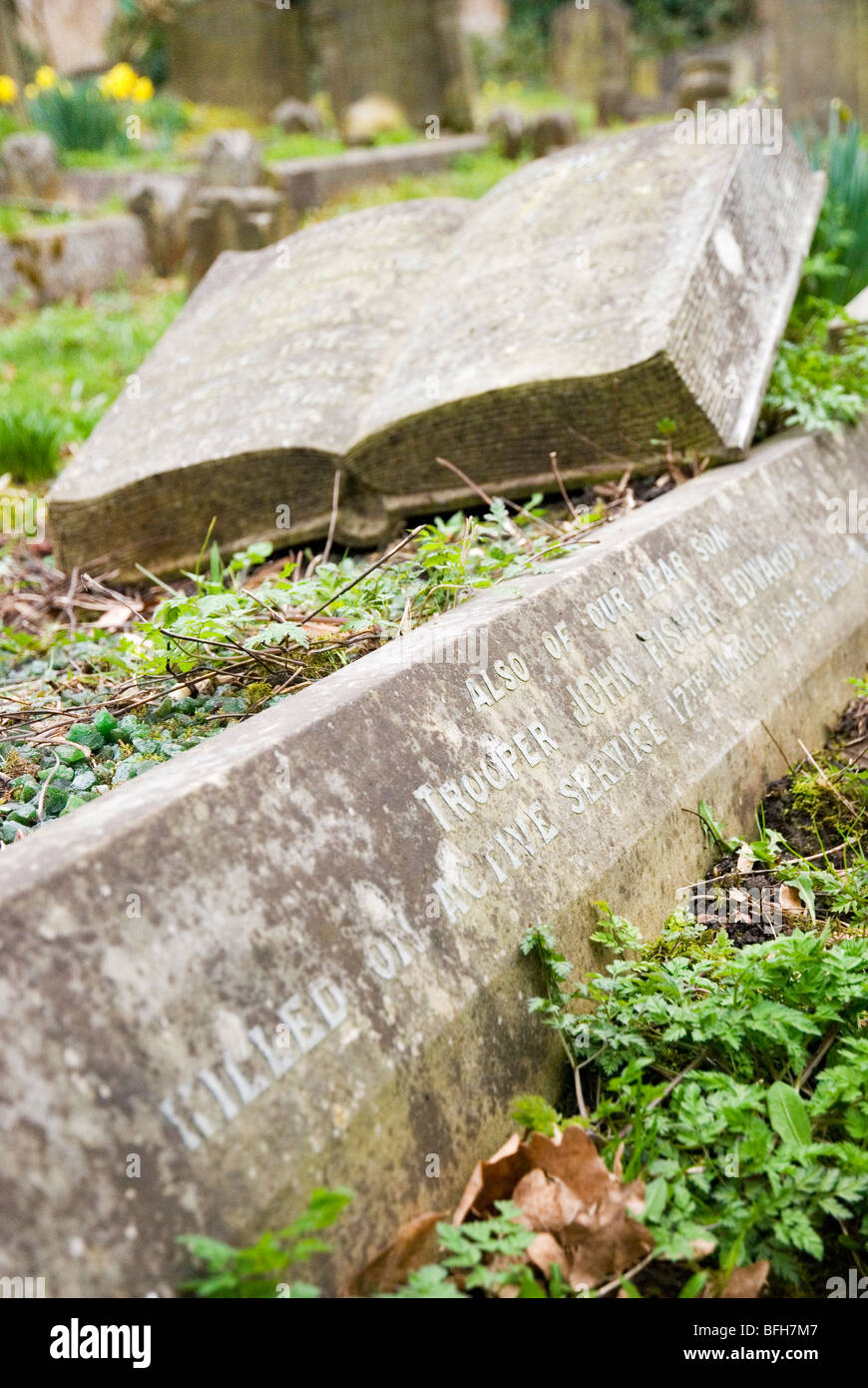 Highgate cemetery in London England UK Stock Photo - Alamy