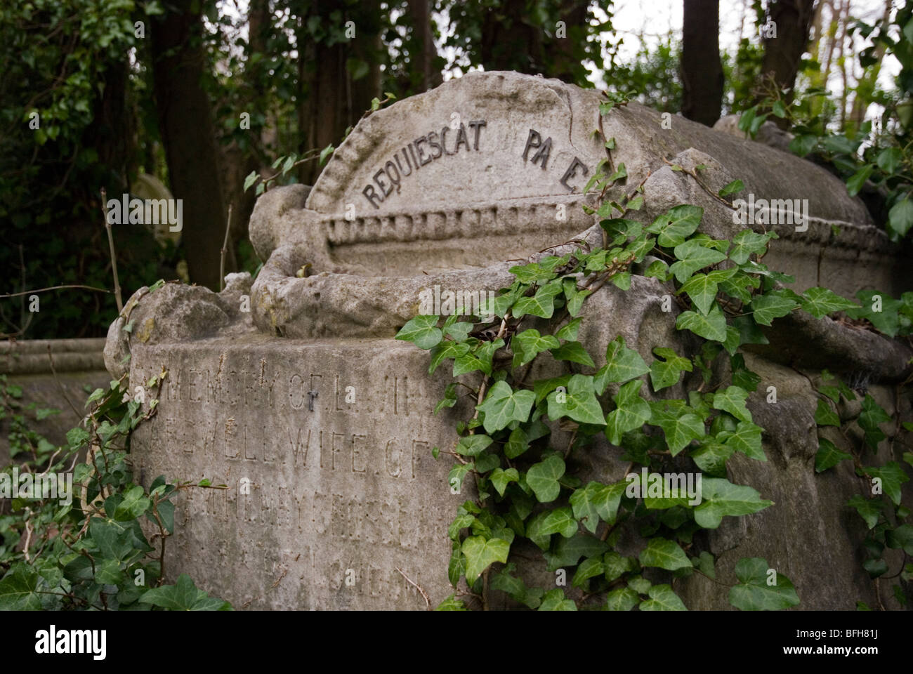 Headstone highgate cemetery hi-res stock photography and images - Alamy