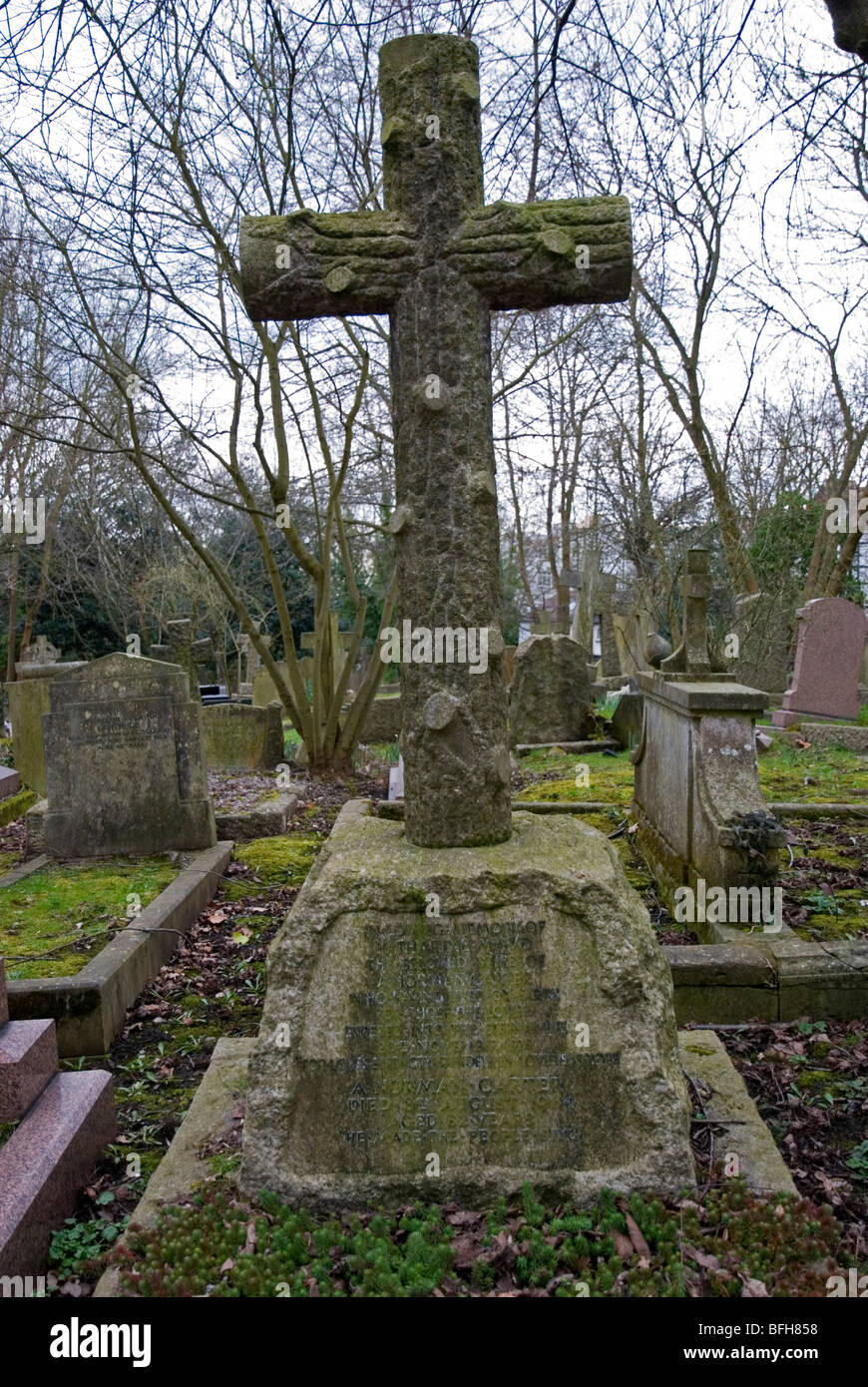 Headstone highgate cemetery hi-res stock photography and images - Alamy