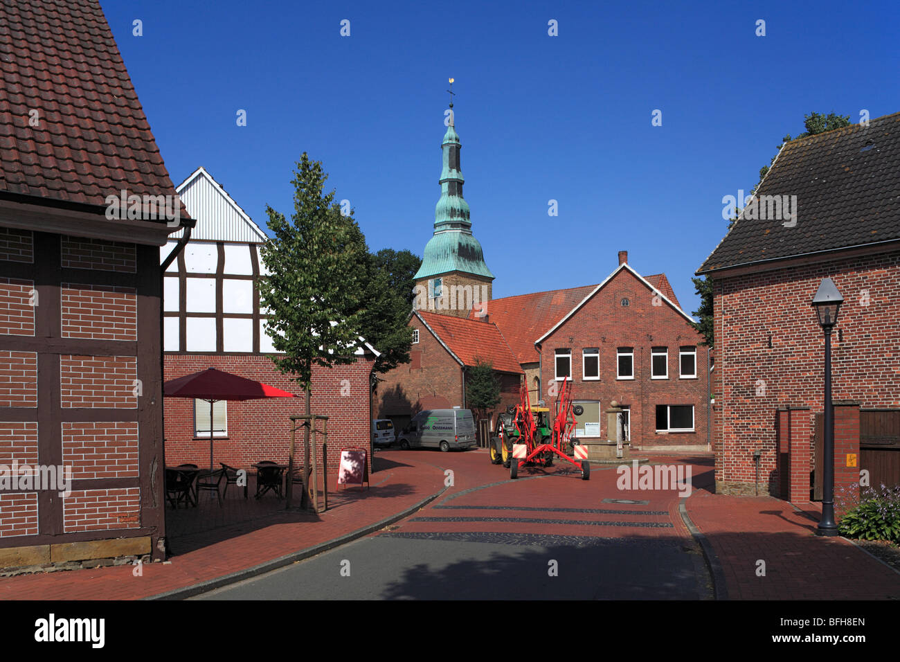 Gotische Christophorus-Kirche und Fachwerkhaeuser in der Ortsmitte von ...