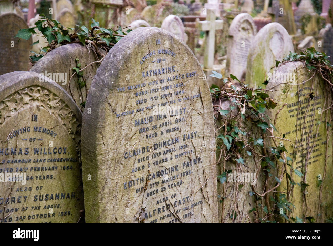 Headstone highgate cemetery hi-res stock photography and images - Alamy