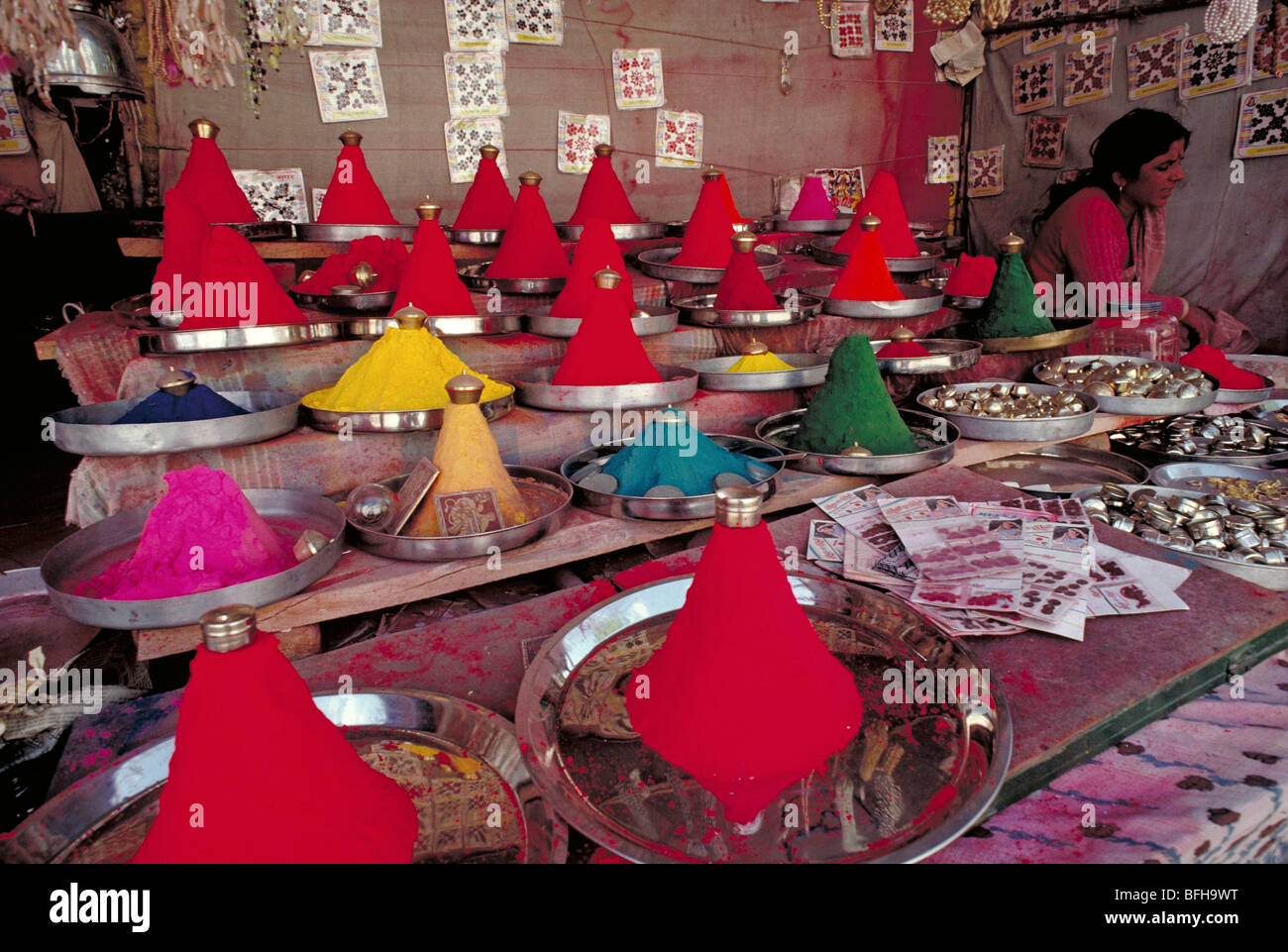 Elk127-3290 India, Rajasthan, Pushkar, stall selling decorative powders ...