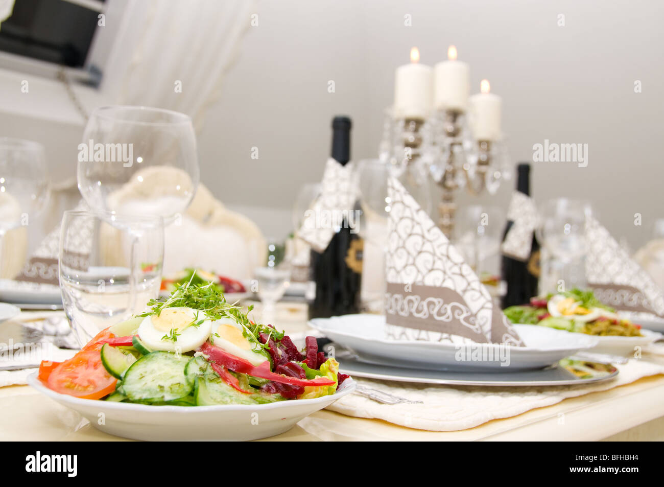 Sets table hi-res stock photography and images - Alamy