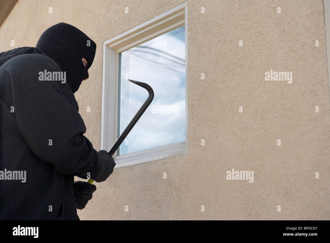 Burglar using crowbar to break into house Stock Photo - Alamy