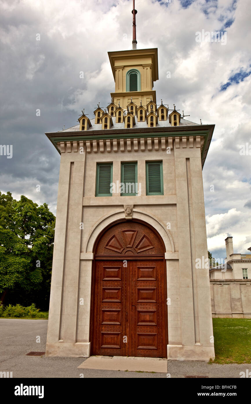 Aviary hi-res stock photography and images - Alamy