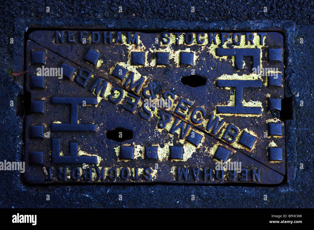 Yellow manhole cover hi-res stock photography and images - Alamy