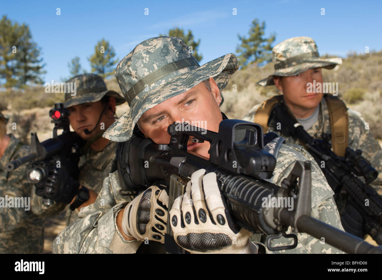 Soldiers aiming guns hi-res stock photography and images - Alamy