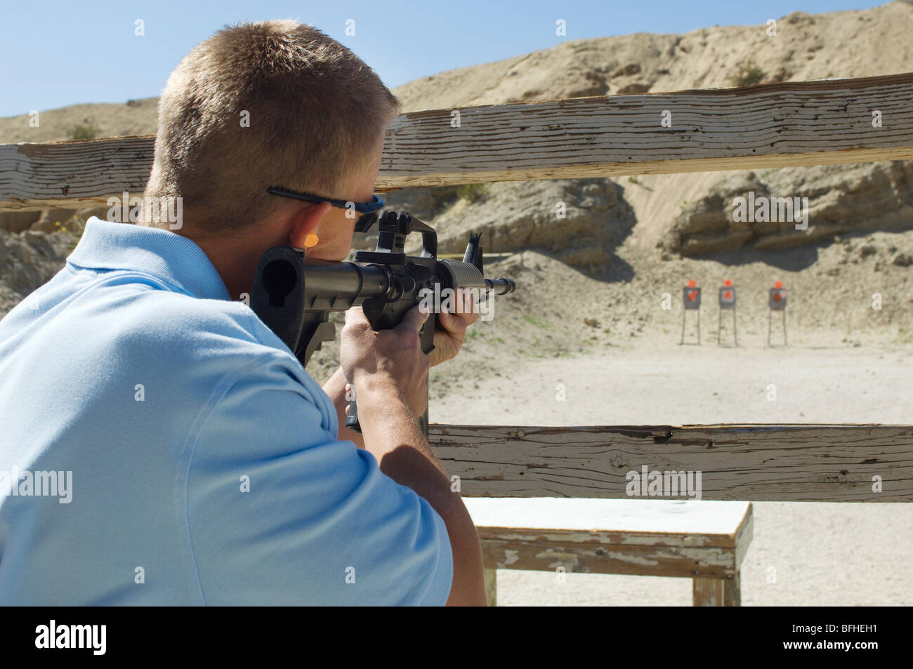 Man aiming machine gun at firing range Stock Photo - Alamy