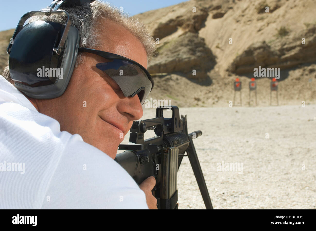 Man aiming machine gun at firing range Stock Photo - Alamy