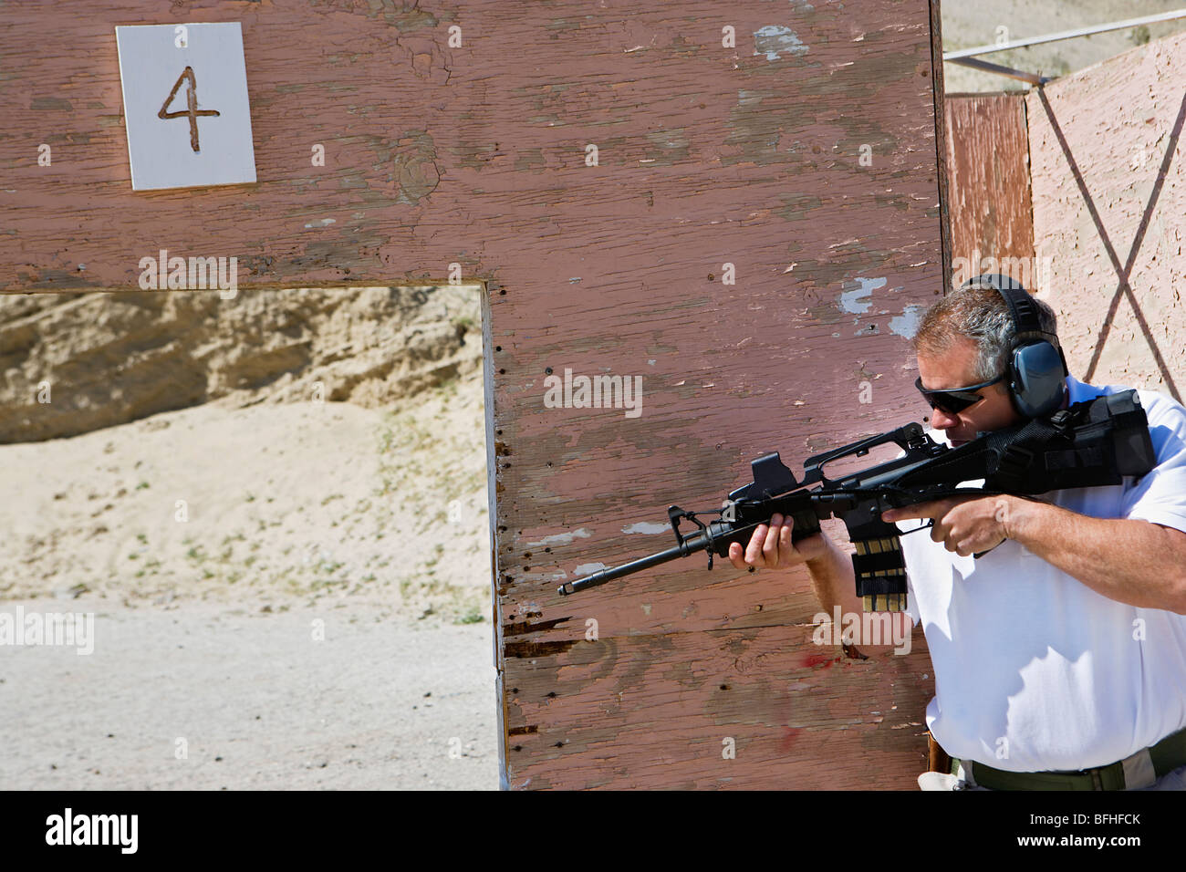 Man aiming machine gun at firing range Stock Photo - Alamy