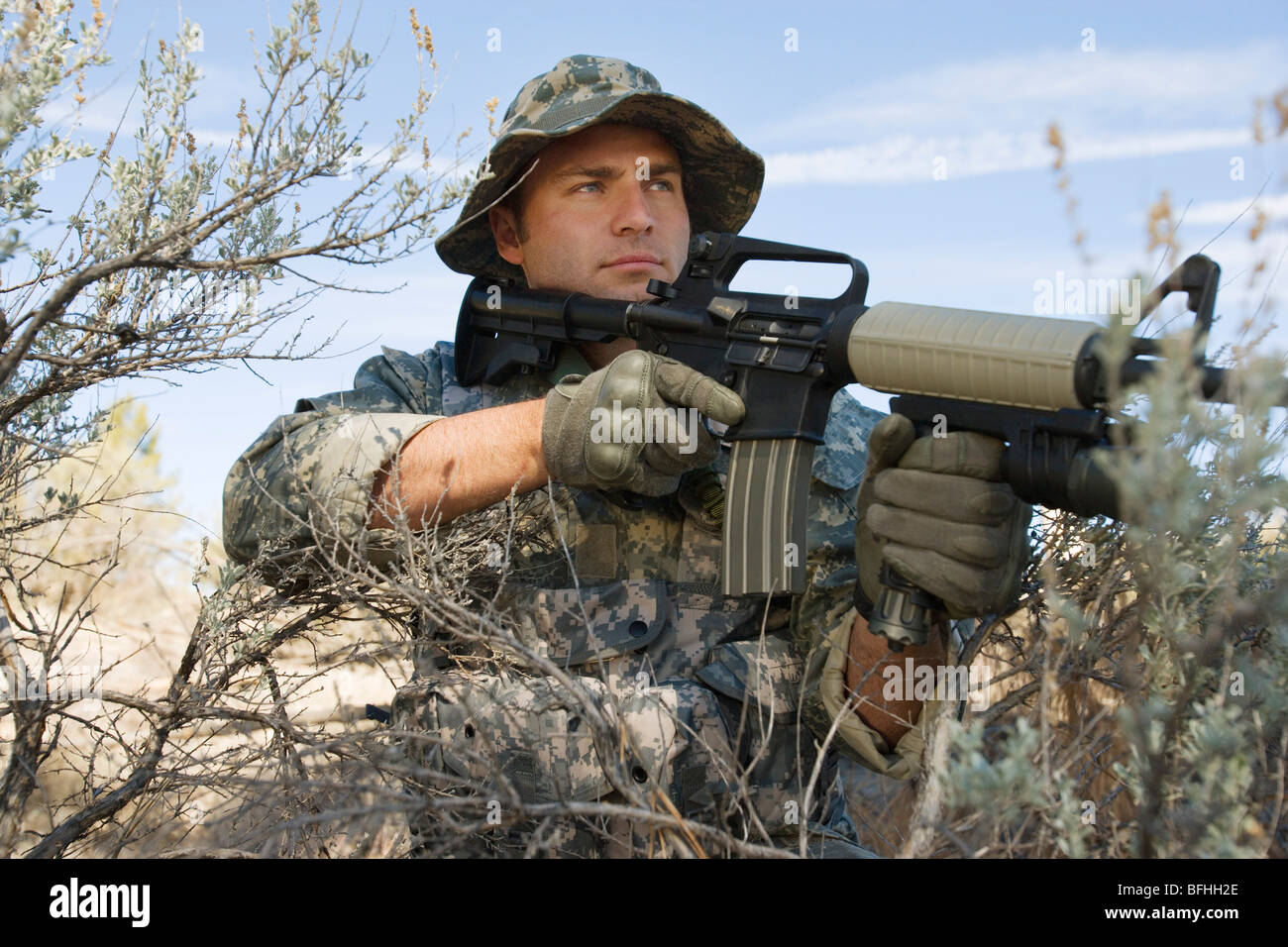 Soldier aiming machine gun, close-up Stock Photo - Alamy