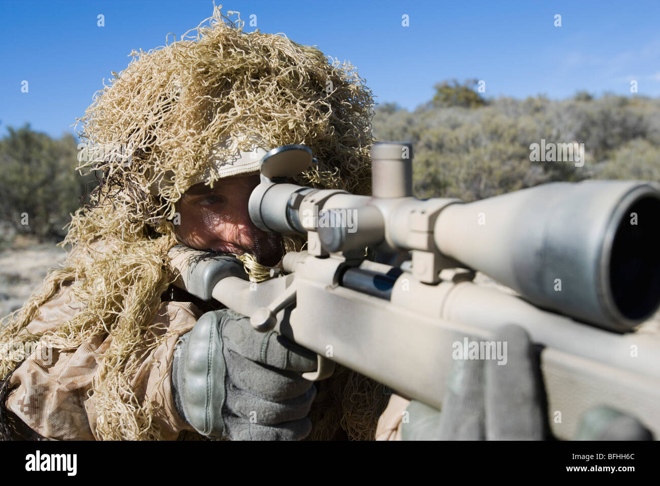 Soldier pointing his rifle hi-res stock photography and images - Alamy