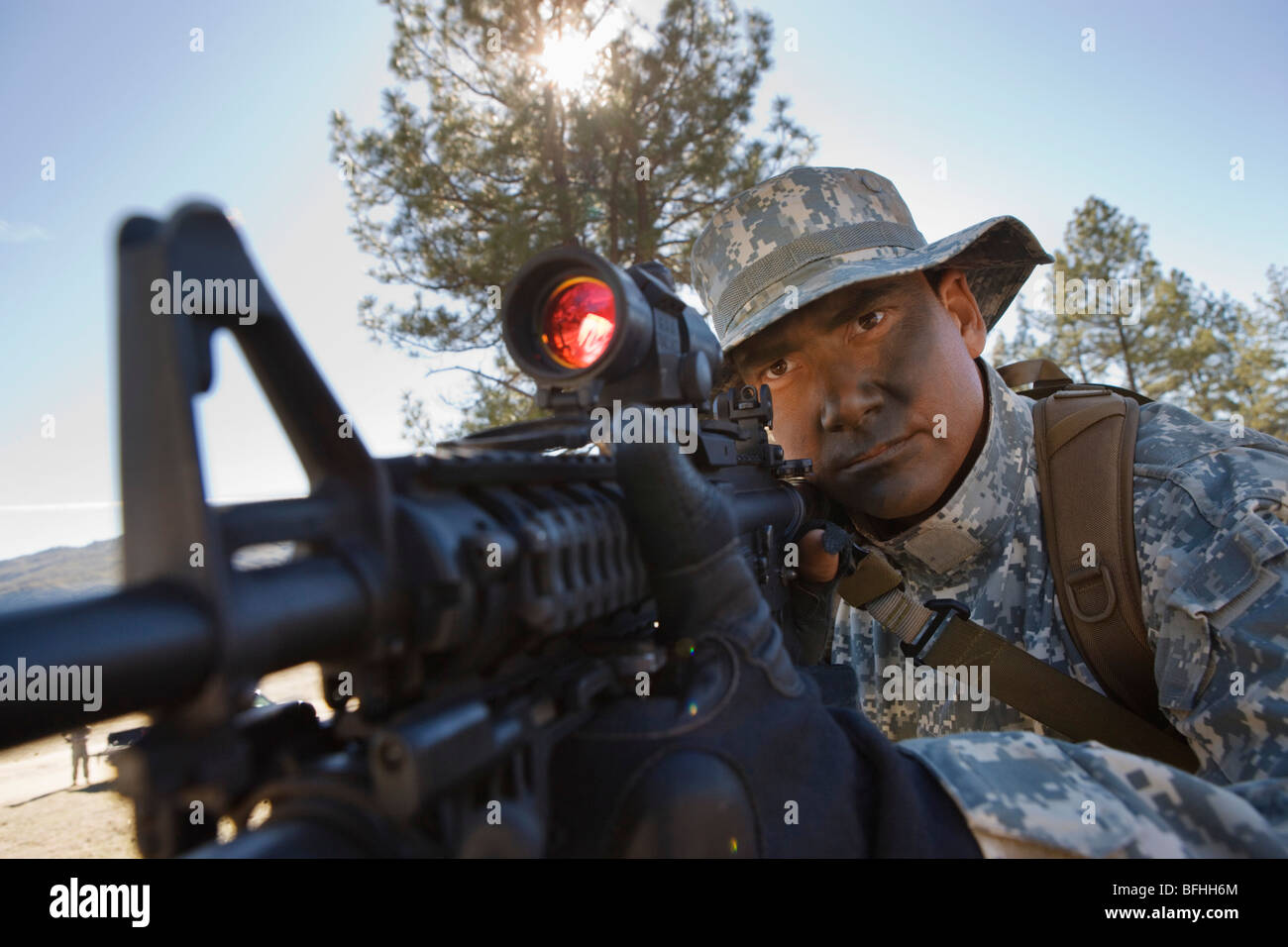 Soldier pointing rifle Stock Photo - Alamy