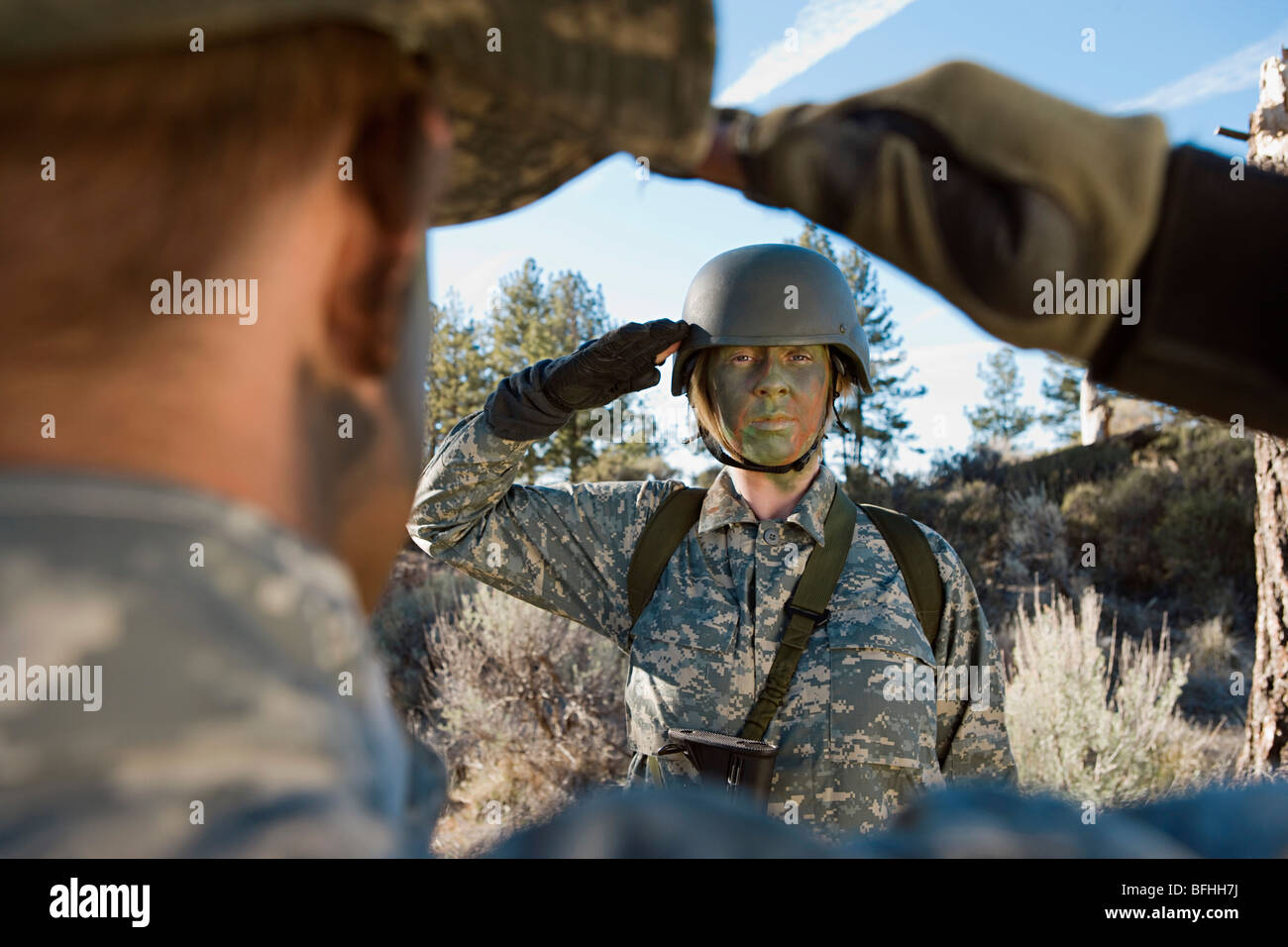 Saluting military hi-res stock photography and images - Alamy
