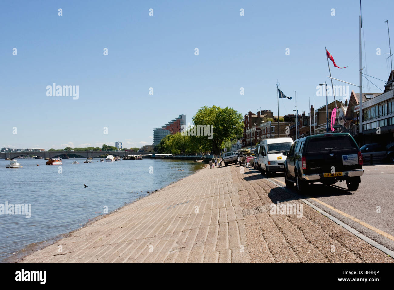 Traffic parked alongside the rowing club houses on the Thames River in ...