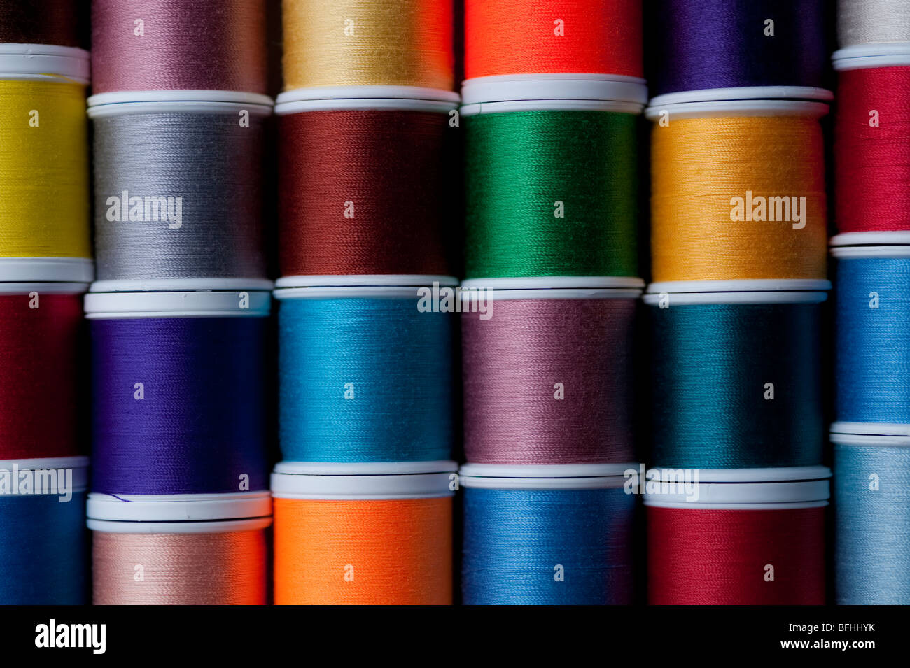 Row colored spools sewing hi-res stock photography and images - Alamy