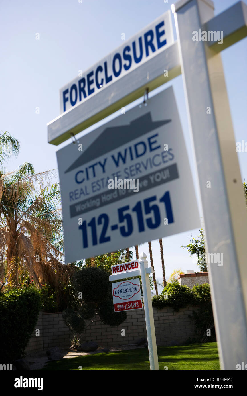 Foreclosed sign hi-res stock photography and images - Alamy