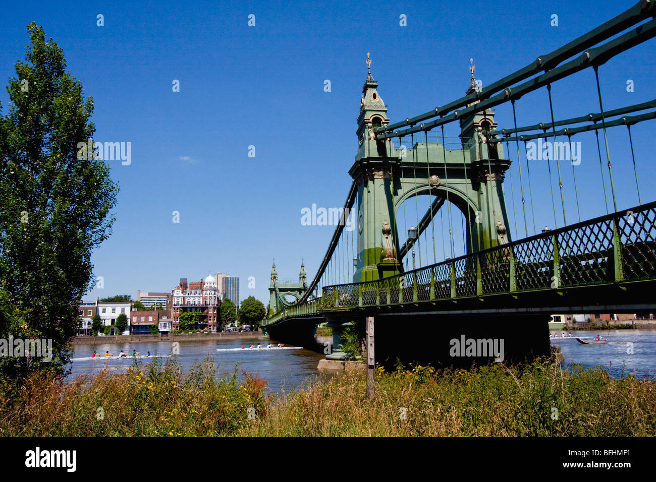Hammersmith Bridge looking north from Castelnau on summer's day Stock ...