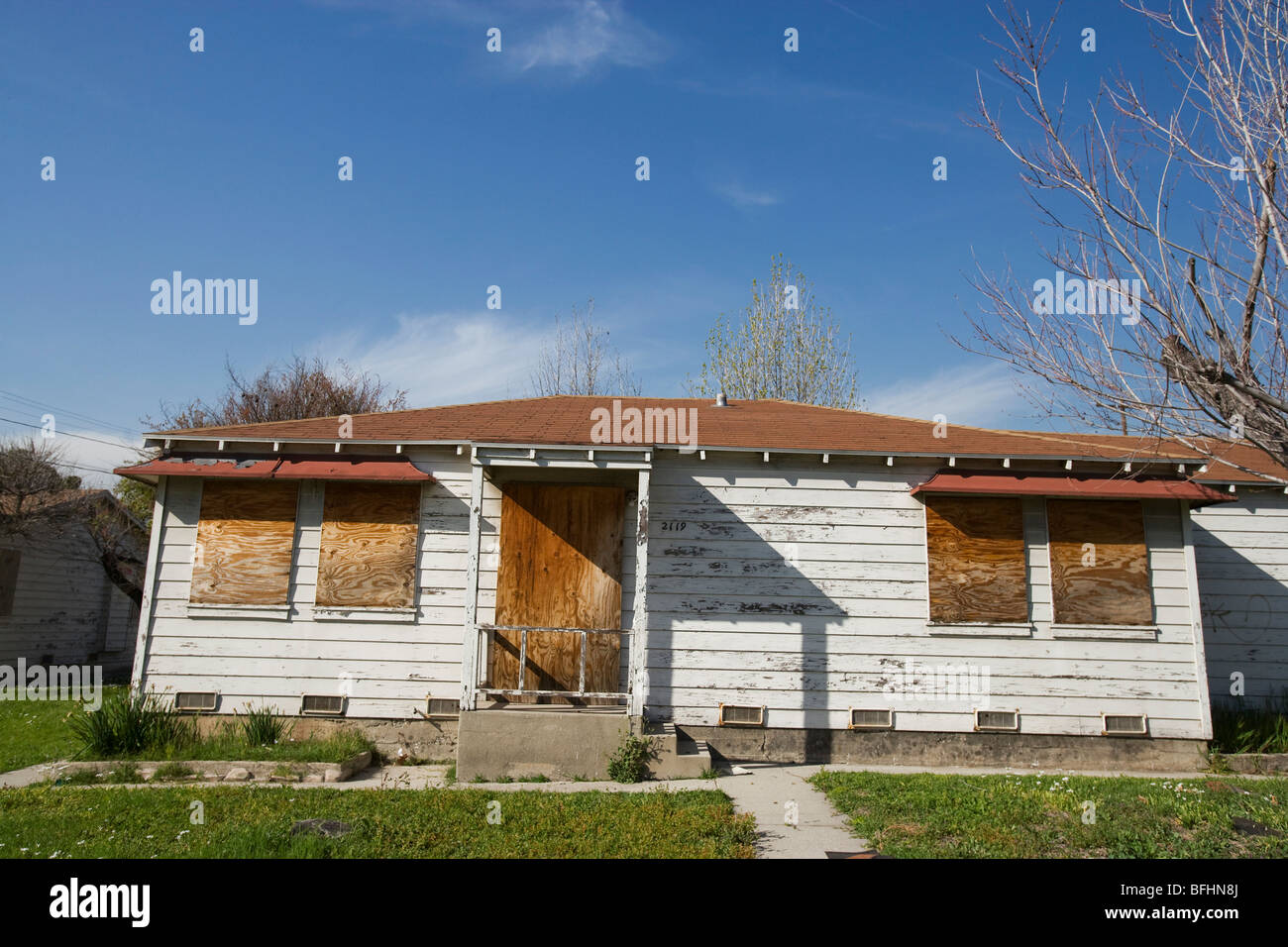 Board up the windows hi-res stock photography and images - Alamy