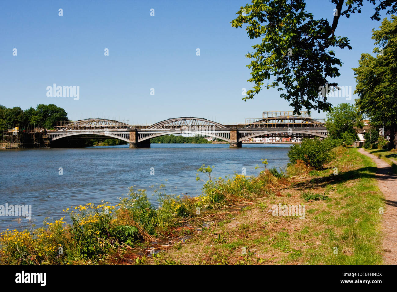 Thames tow path hi-res stock photography and images - Alamy