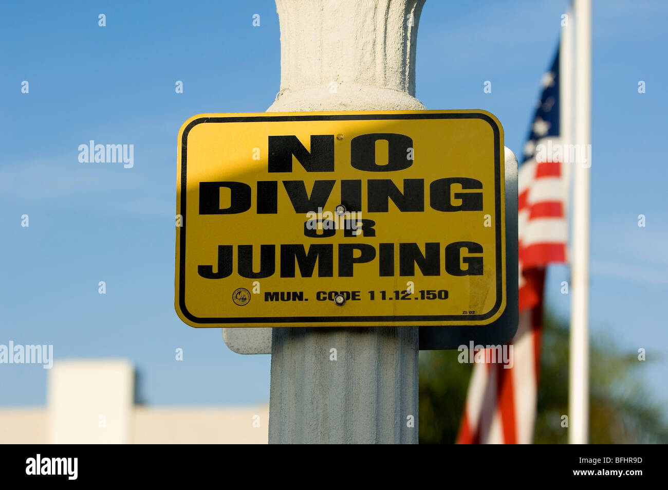 Warning sign no jumping diving hi-res stock photography and images - Alamy