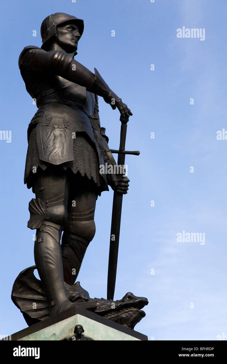 Saint george england statue hi-res stock photography and images - Alamy