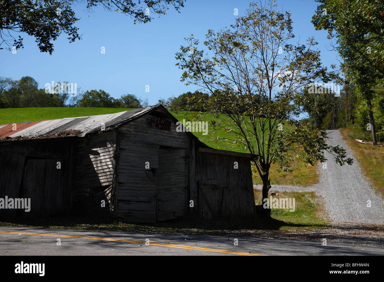 Old deserted falling apart barn in West Virginia in USA US nobody hi ...
